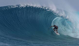 Ian Gentil nos cilindros azuis do Pacífico Sul - LaybackLayback