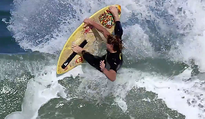 Brad Domke de skimboard em Nazaré, Portugal | Layback