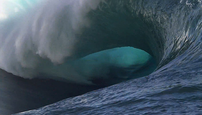 Um resumo do swell gigante em Teahupoo - LaybackLayback
