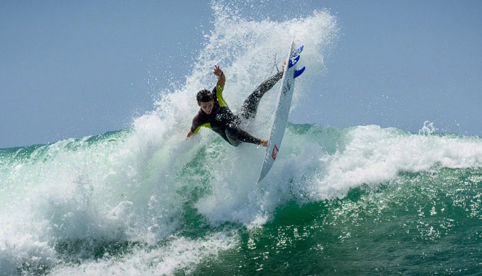 Jessé Mendes, chutando o tail em Lower Trestles - LaybackLayback