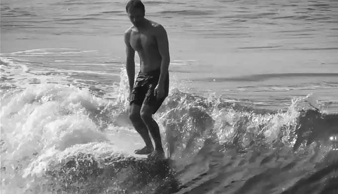 Junior Faria de pranchão no Quebra-mar de Santos - LaybackLayback
