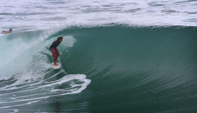 Matheus Faria e altas ondas em Arraial do Cabo - LaybackLayback