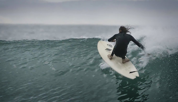 Derek Hynd deslizando sem quilhas em J-Bay - LaybackLayback